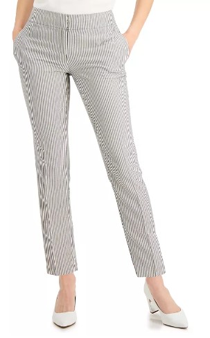 7 Best Pants for Petite Women You Should Get Now