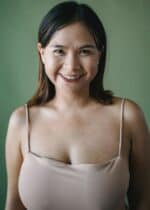 How to choose tops if you have a big bust