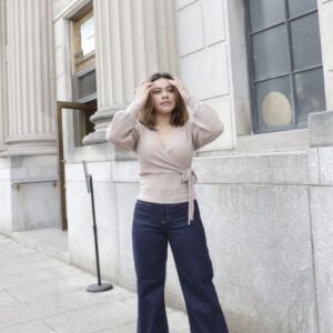 The Comprehensive Tops Guide for the Hourglass Body Shape